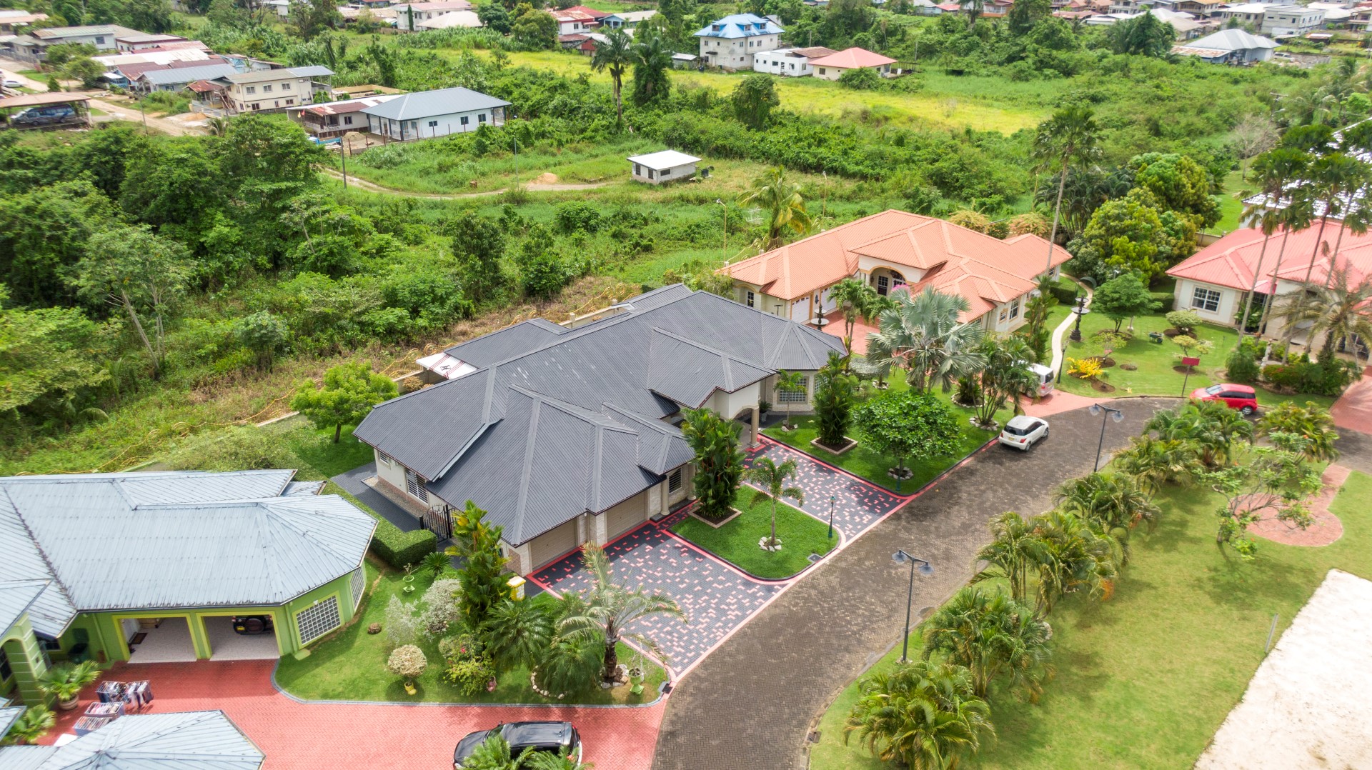 Paradijslaan 10 • Woning te koop • Welgelegen, Paramaribo, Suriname • Surgoed Makelaardij NV